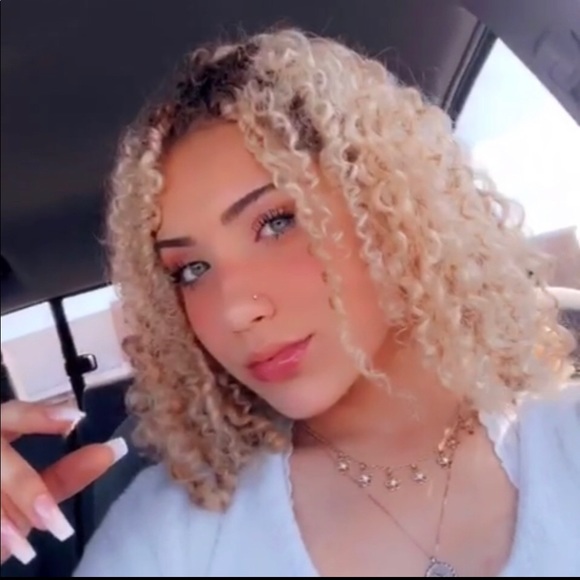 Lydelix's Closet (@lydelix_rxcan) | Poshmark